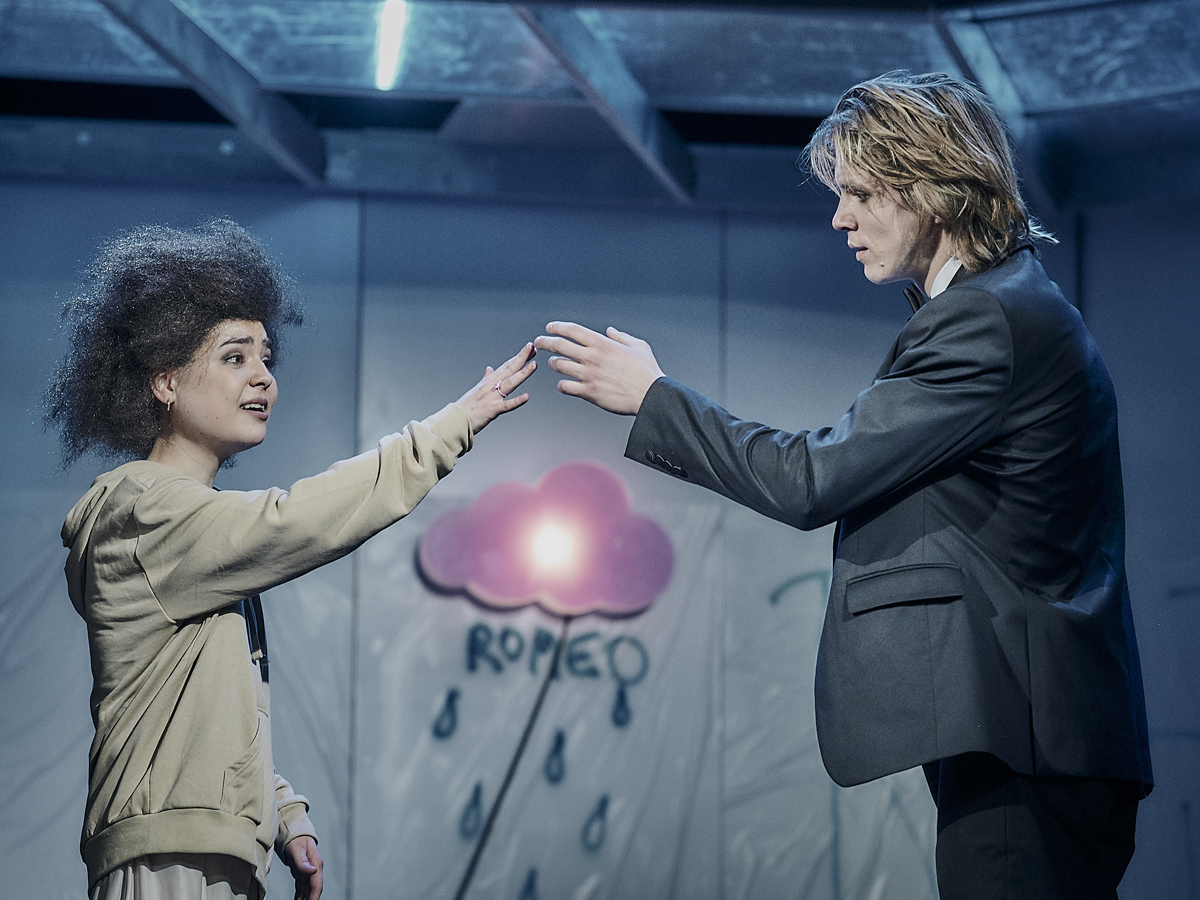 Divadlo ABC uvede představení s titulky – TICHÉ ZPRÁVY