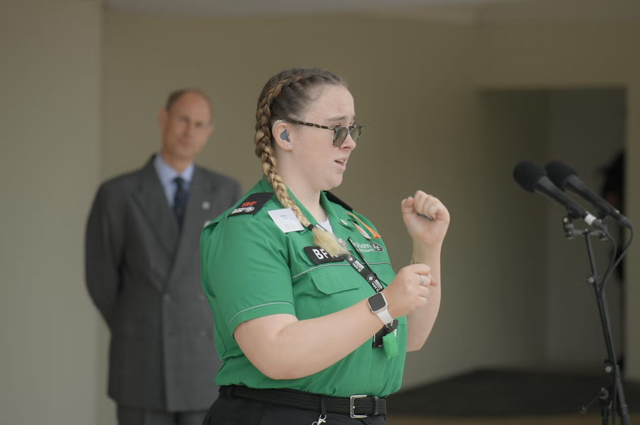 Historicky první projev v britském znakovém jazyce v Buckinghamském ...